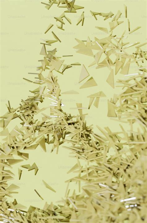 공중에 날아 다니는 작은 종이 조각 다발 사진 Unsplash의 텍스처 이미지