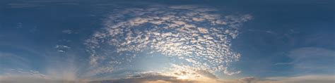 서러스 구름이 있는 짙은 푸른 색의 일몰 하늘 파노라마 구형 등구형 포맷의 매끄러운 Hdr 파노 공중 무인 항공기 360 파노라마에 대한 3d 시각화 게임 및 하늘 교체를