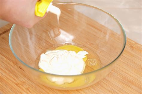 닭고기 달걀이 든 투명한 유리 그릇 소스를 만드는 과정 닭고기 달걀로 투명한 유리 그릇에 마요네즈를 첨가하는 과정 집에서 요리하는 과정 계란 노른자에 대한 스톡 사진 및