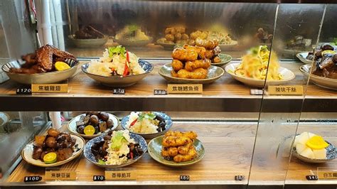 맛있는 맛있는 중국과 대만 음식 붉은 찐 쇠고기 국수와 야채 두부와 무 빨간 그릇에 뜨거운 수프 국수 대만 식당의 전통 음식 길거리 음식 0명에 대한 스톡 사진 및 기타