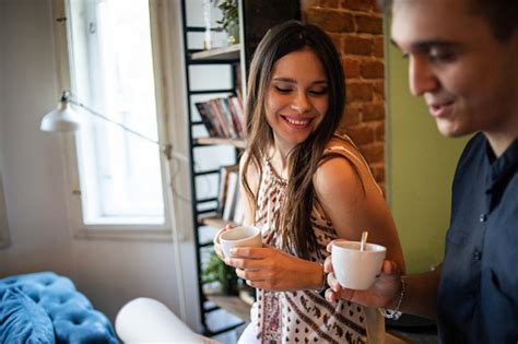 현대 카페테리아에서 커피를 마시는 두 명의 젊은 사람들 20 24세에 대한 스톡 사진 및 기타 이미지 20 24세 2명