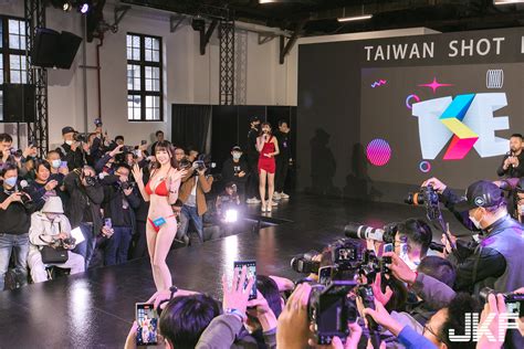 Tse台灣寫真博覽會熱鬧展開 Jkf女郎不畏寒風身穿比基尼火辣會粉絲【ev棋牌】 Ev棋牌