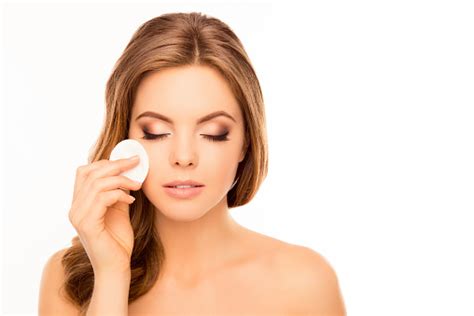 흰색 바탕에 목화 패드와 함께 메이크업 떨어져 세척 하는 예쁜 여자 건강관리와 의술에 대한 스톡 사진 및 기타 이미지 건강관리와 의술 건강한 생활방식 곱슬 머리