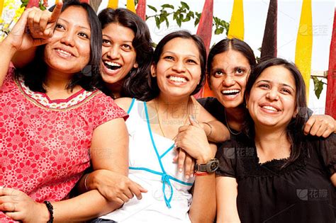 朋友们年轻开朗的印度女孩