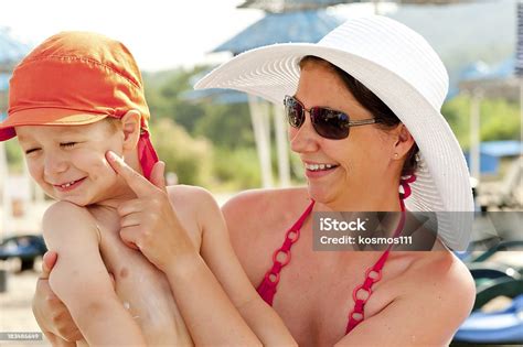 구슬눈꼬리 틀어 아기의 피부 자외선 차단제를 해변에서 2명에 대한 스톡 사진 및 기타 이미지 2명 가족 건강한 생활방식