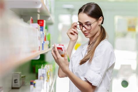 Uma Simp Tica E Fofa Garota De Cabelos Escuros E Culos Vestindo Um Jaleco L Atentamente As