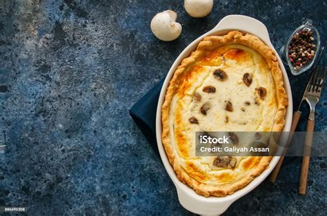 버섯과 파란 돌 배경에 접시에 치즈와 함께 만든 맛 있는 치즈 복사 공간 최고 볼 수 있습니다 달걀에 대한 스톡 사진 및 기타 이미지 Istock