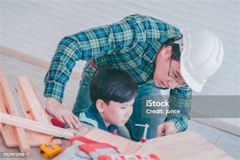 어린 소년은 나무에서 일하고 그의 장인 아버지의 빌더가 될 배우고있다 가족에 대한 스톡 사진 및 기타 이미지 가족 건설 산업 계획 Istock