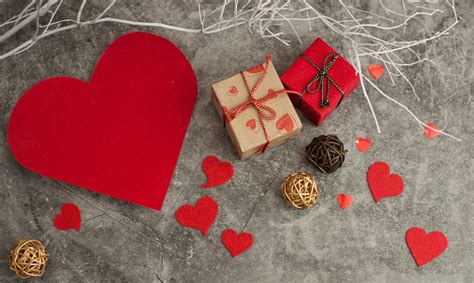 흰색 으로 칠해진 나뭇가지와 텍스트와 빨간 하트용지가 있는 회색 시멘트 배경에 발렌타인 데이를 위한 휴일 배경 2월에 대한 스톡 사진 및 기타 이미지 Istock