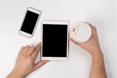 손 터치 갈색 테이블 상단 보기 위에 태블릿 콘텐츠 기술 개념 몽타주에 대 한 모의 표시 하기 위한 공간을 두고 빈 화면에 귀하의 콘텐츠 공란에 대한 스톡 사진 및 기타