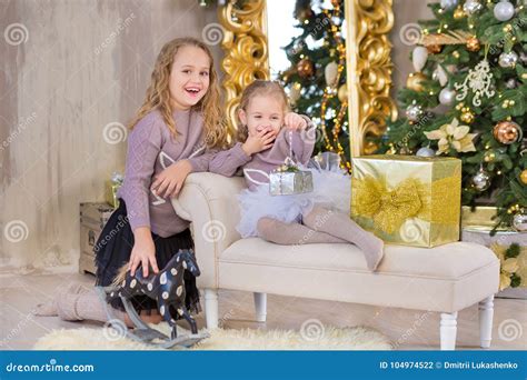 Weihnachtsporträt Von Zwei Lächelnden Schwesterfreunden Der Beautyful Netten Mädchen Und Von