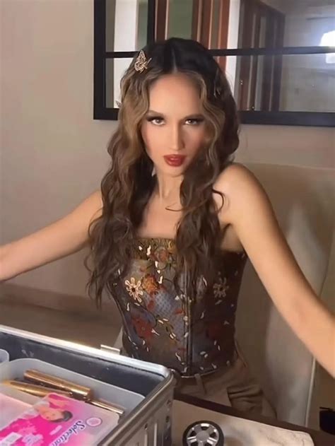 Tampilan ‘mahal Cinta Laura Pakai Jepit Rambut Seharga Rp10 Ribuan