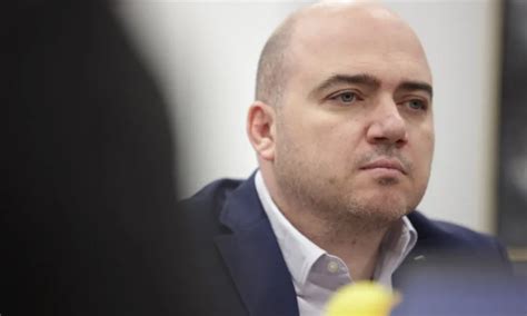 Служебният министър на туризма Авиолинията до Скопие бе икономически необоснована затова я