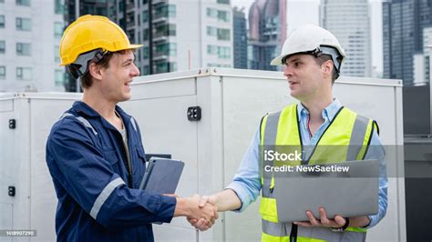 엔지니어 팀이 주요 건물이나 산업 시설의 에어컨 냉각 시스템을 점검하고 있습니다 2명에 대한 스톡 사진 및 기타 이미지 2명 Stem 주제 강철 Istock