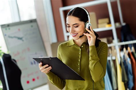 패션 워크숍에서 헤드셋을 착용하고 클립보드를 들고 전문적인 작업에 종사하는 자신감 넘치는 사업가 20 24세에 대한 스톡 사진 및 기타 이미지 Istock