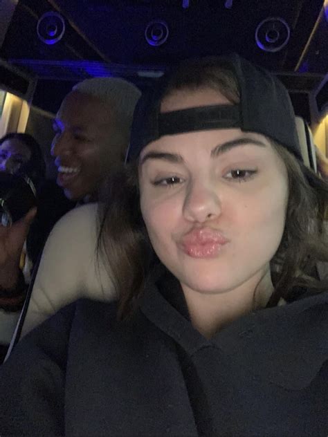Selfie Ig Story Post 8523 Rselenagomez