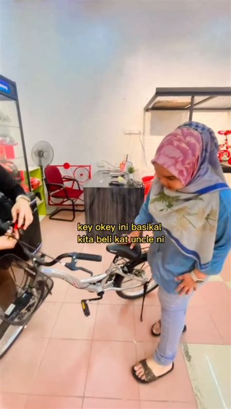 Penang Nasi Lemak Seller Ts New Bicycle To Elderly Uncle Who Couldnt Afford To Replace His