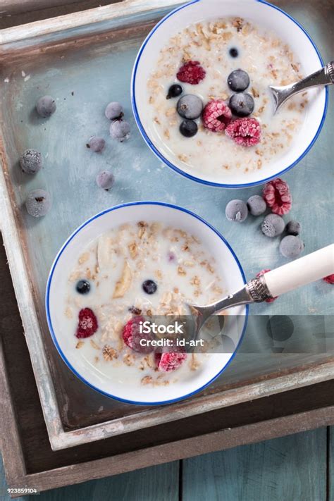 건강 한 아침 식사 재료입니다 홈메이드 그 라 놀라 우유 또는 요구르트 딸기 민트 블루 나무 배경 복사 공간에 0명에 대한 스톡 사진 및 기타 이미지 Istock