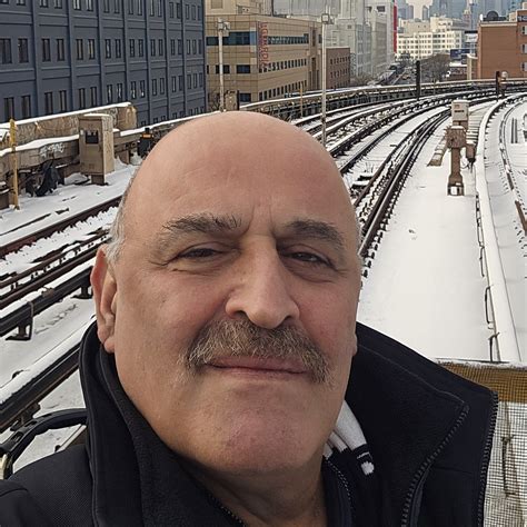 سید خدا رحم کرد افتادگی پلک مطهری فقط در حدی است که چشم او روی ناف ها متمرکز است و گرنه خدا می