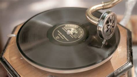 History of Record Players (A Look At 100 Fascinating Years)