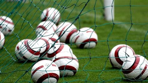 Portiere Picchia Larbitro Squalificato 30 Anni E La Squadra Si Ritira Dal Campionato Per La