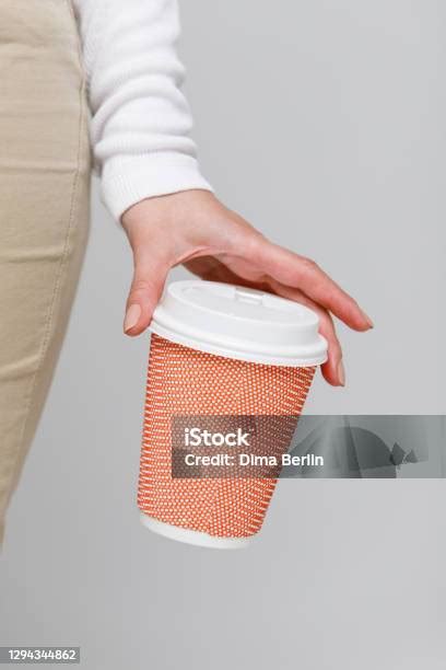 흰색 플라스틱 모자를 쓴 분홍색 종이 커피 컵을 들고 있는 여자 손 눈꺼풀에 대한 스톡 사진 및 기타 이미지 눈꺼풀 테이크아웃 음식 30 34세 Istock