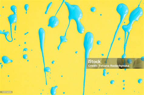 수채화 블루 드롭 스플래쉬 노란 종이 배경에 파란색 잉크 방울이 흩뿌려져 있습니다 화장품 샘플 유성 페인트 유출의 웅덩이 개체 그룹에 대한 스톡 사진 및 기타 이미지