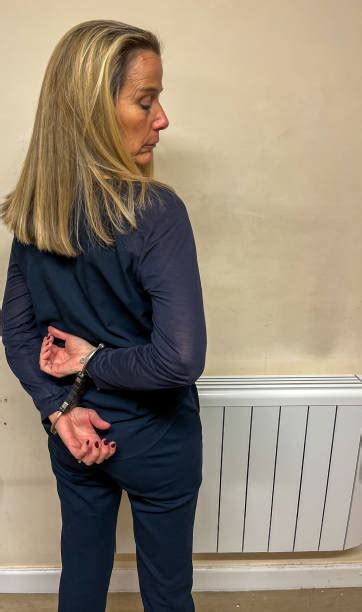 280 Woman Handcuffed Behind Back Stockfotos Afbeeldingen En Royalty