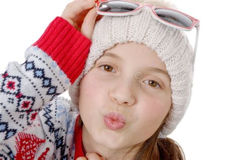 Милая маленькая девочка с одеждами зимы Стоковое Фото изображение насчитывающей