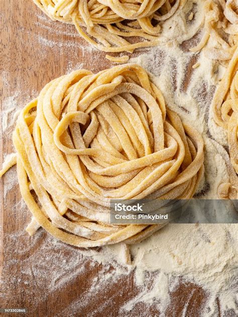 신선한 이탈리아 전통 파스타 익히지 않은 신선한 생 파스타 파스타 탈리아텔 파스타 둥지 이탈리아 파스타 이탈리아 마카로니 생 탈리아텔레 마카로니 둥지 0명에 대한 스톡 사진