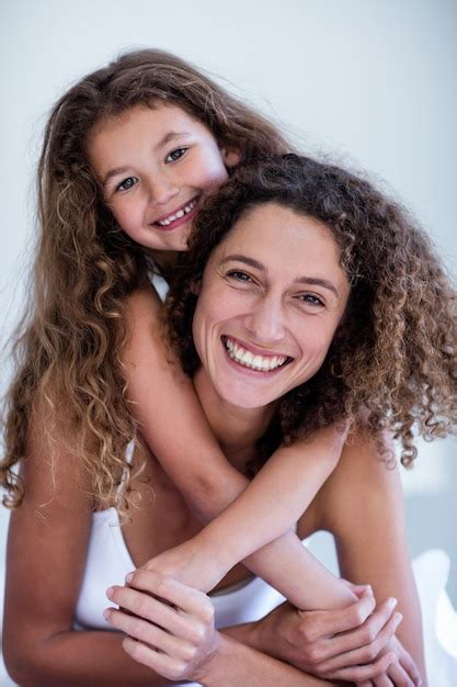 Retrato De Madre E Hija Abrazando Foto Premium