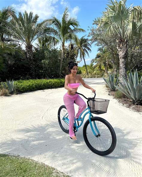 Kim Kardashian Elege Look Barbiecore Para Passeio De Bike