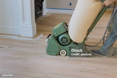 방금 건설 된 새 집에서 바닥 샌더가있는 나무 쪽모이 세공 마루 바닥을 연마하는 과정 닦기에 대한 스톡 사진 및 기타 이미지 닦기 바닥재 사포 Istock