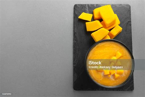 크림 같은 부드러운 질감의 호박 전통 수프 검은 그릇에 채식 가을 호박 퓌레 수프 호박 수프 텍스트와 레시피를 위한 빈 공간 0