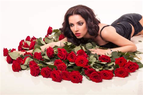 아름다운 가진 여자 어둡습니다 머리 부과하는 장미 꽃다발 갈색 머리에 대한 스톡 사진 및 기타 이미지 갈색 머리 공휴일 관능 Istock