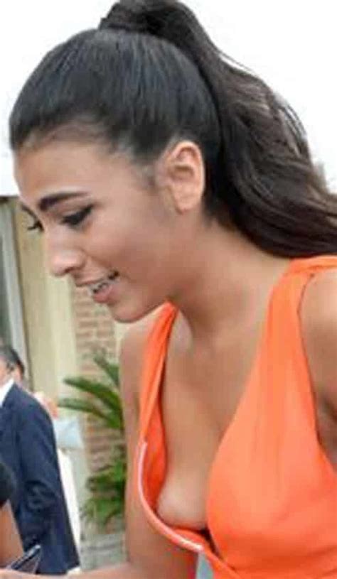 Capezzolo Di Giulia Salemi Esposto Pic