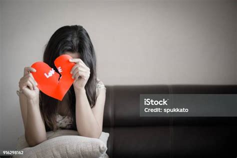 여자 사랑 텍스트와 함께 빨간색 실의 들고입니다 발렌타인 데이 개념입니다 갈색 머리에 대한 스톡 사진 및 기타 이미지 갈색 머리 개념 개념과 주제 Istock