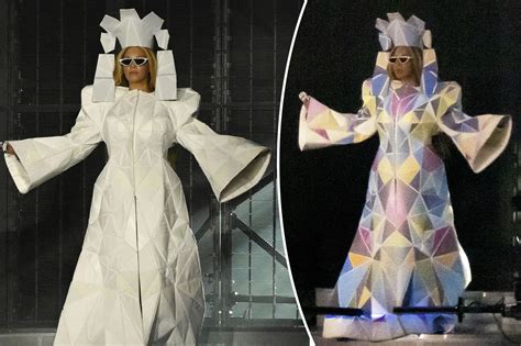 Beyonc S Color Changing Renaissance Tour Outfit Revealed