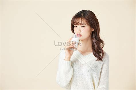 우유를 마시는 귀여운 여성 사진 무료 다운로드 Lovepik
