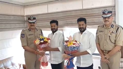 കോൺഗ്രസ് നേതാവിനെ പൂച്ചെണ്ടുമായി കാണാൻ എത്തി തെലങ്കാന ഡി ജി പിയ്ക്ക്