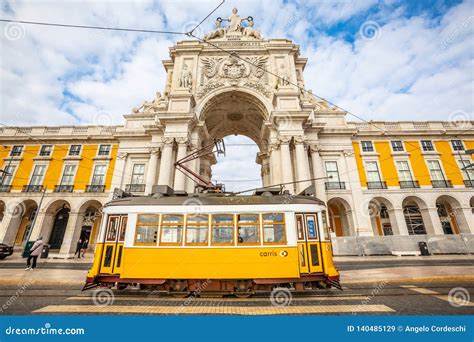 Arco E Tram Di Rua Augusta Nel Centro Storico Di Lisbona Nel Portogallo