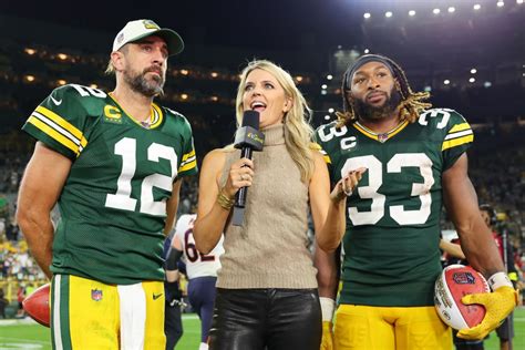 Meet Melissa Stark The Glamorous Nbc Sports Nfl Reporter Who Mixes Up Sideline Interview Duties