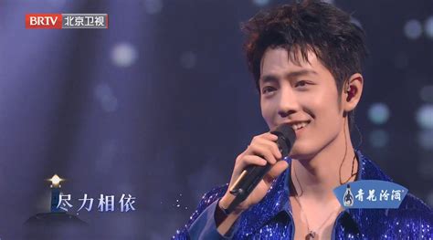 北京台春晚 肖战 灯塔肖战北京台春晚演唱《灯塔》舞台又见歌手战，舞台棒棒哒