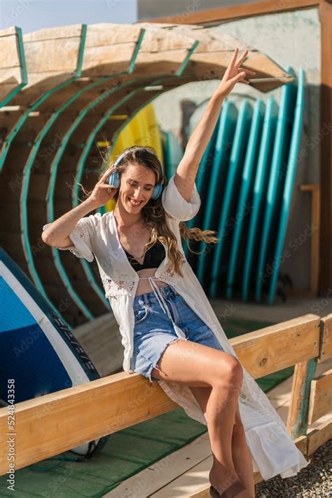 Photo Stock Chica Joven Con Pelo Largo Sonriendo Y Posando Con Cascos