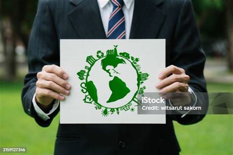 지속 가능성과 환경주의를 나타내는 아이콘이 있는 종이를 들고 있는 사업가가 나무를 둘러싸고 있습니다 세계 환경의 날 Esg Co2 및 넷 제로 그린 에너지 경제에 대한 스톡