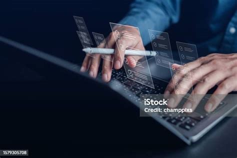 문서 관리 검사 시스템 온라인 문서 데이터베이스 및 프로세스 관리 파일 돋보기 확인 및 문서 폴더에 대한 초점 문서 기업 비즈니스 기술 개념입니다 가상현실에 대한 스톡 사진