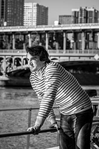 세 느 강과 비르하 킴 브리지 근처 파리에서 사진 젊은 모델 거리에 대한 스톡 사진 및 기타 이미지 거리 남자 남자들만 Istock