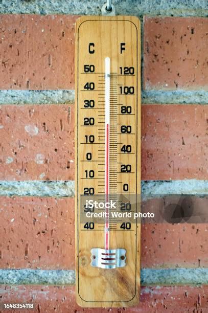 Termometer Di Dinding Bata Gambar Pengukuran Dalam Pengaturan Pedesaan