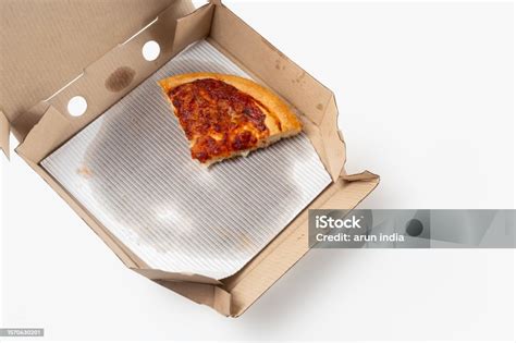 골판지로 열린 상자에 슬라이스를 분리한 마르게리타 피자 평면도 상자에 대한 스톡 사진 및 기타 이미지 상자 카드보드 피자 Istock