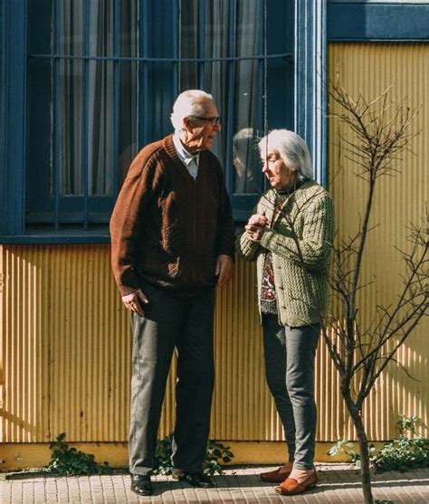 A Therapist Noticed 7 Consistent Patterns In Couples Who Made It